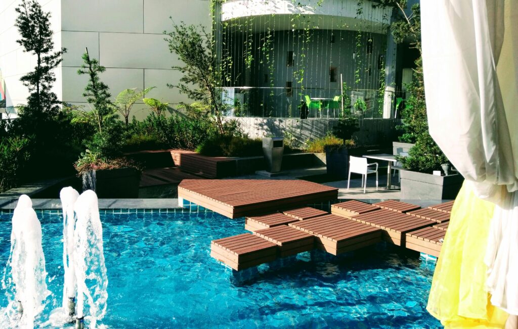 Contemporary Outdoor Pool Designs: Modern Ideas For Stylish Backyards ...